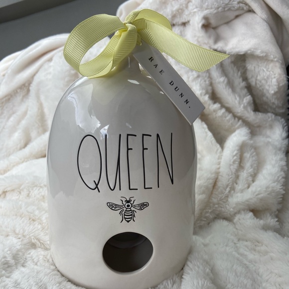 Rae Dunn | Other | Rae Dunn Queen Bee Birdhouse Hive | Poshmark